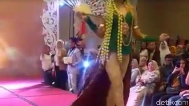 Model Baju Kebaya Seksi Penampilan Enam Artis Cantik Ini Gunakan