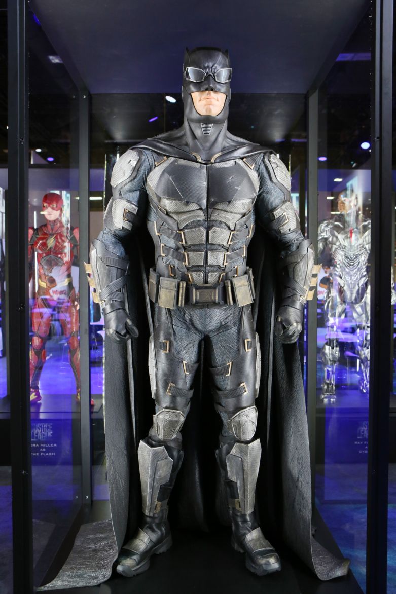 Get Up Close With Batmans New Justice League Batsuit Batman News