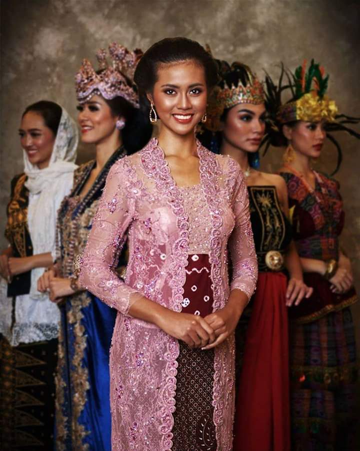 Foto 34 Baju Adat Indonesia Yang Dikenakan Oleh Finalis Puteri Indonesia