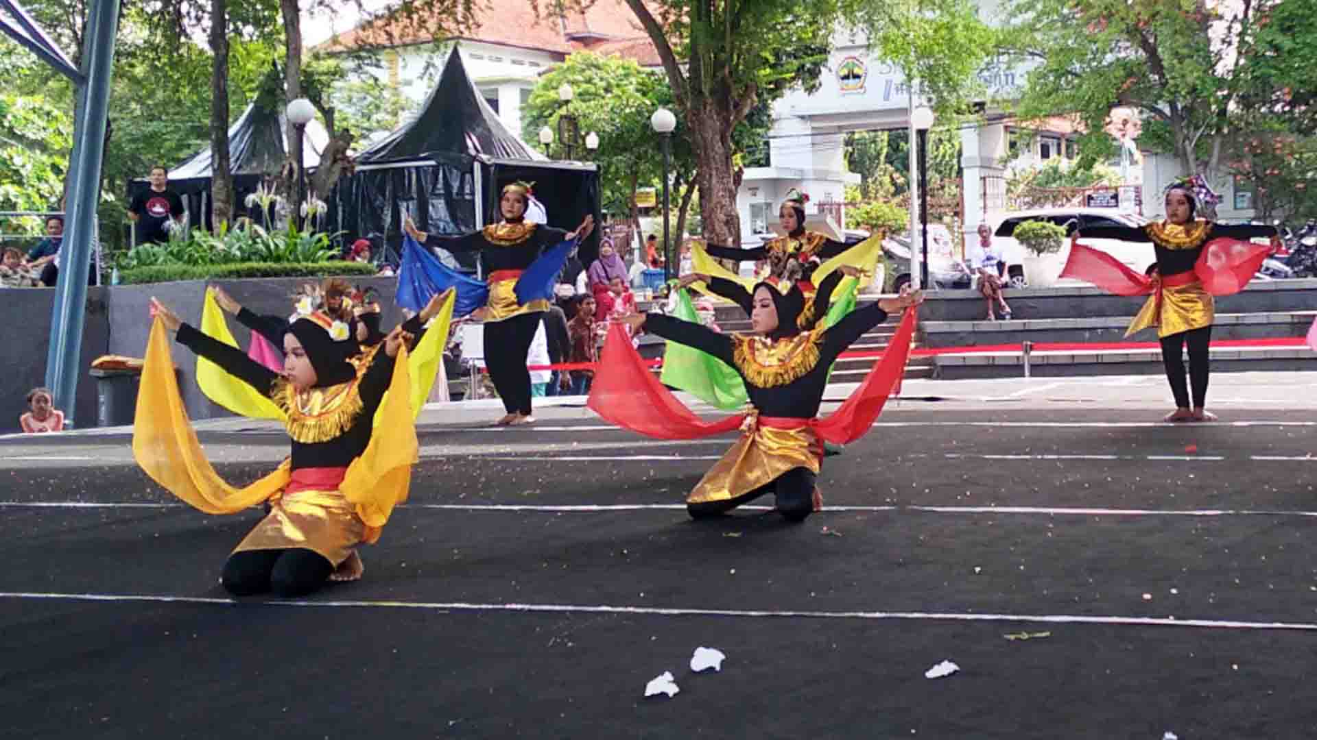 400 Penari Meriahkan Hari Tari Sedunia Di Taman Indonesia Kaya Semarang