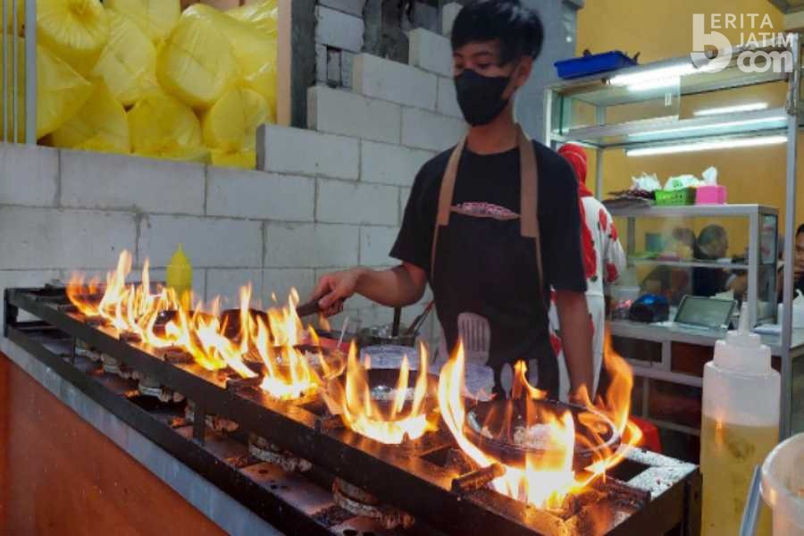 Sambelan Cobek Bakar Cak Mad Surabaya Bikin Antri Pembeli