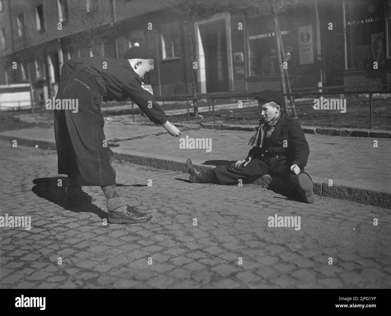 Dos Niños Jugando Canicas Dibujo Jugando Con Canicas Fotografias E