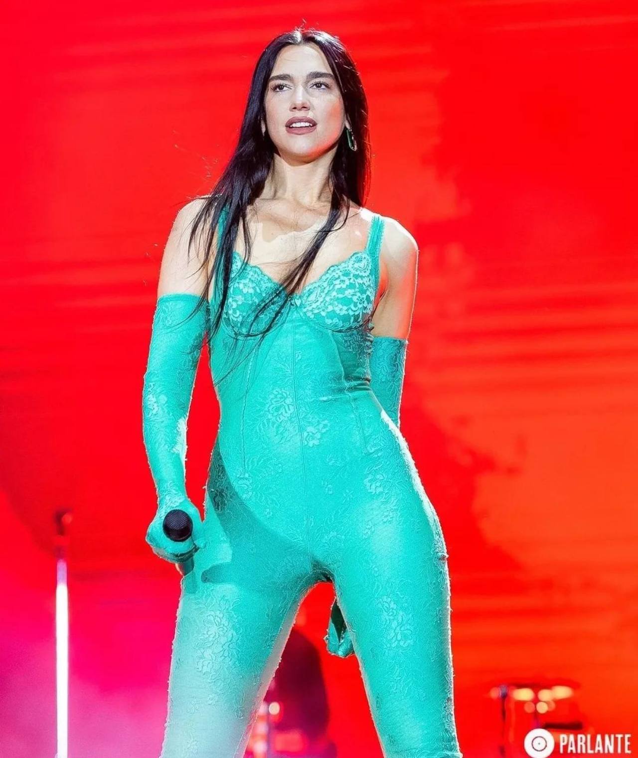 Muestran Simi Lipa Que Le Lanzarán A Dua Lipa Durante Su Concierto En