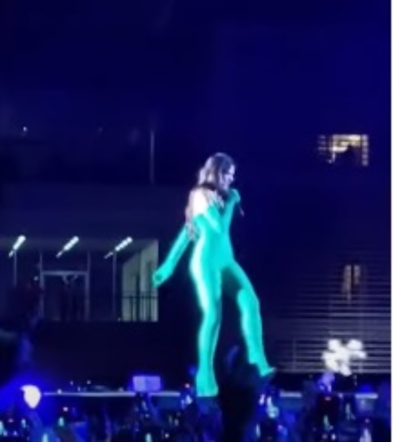 Dua Lipa Patea Dr Simi Que Le Aventaron En Su Concierto Y La Critican