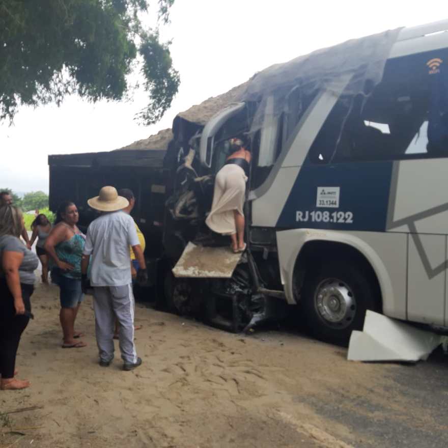 Saquarema Grave Acidente Entre ônibus E Caminhão Na Rj 106 Errejota