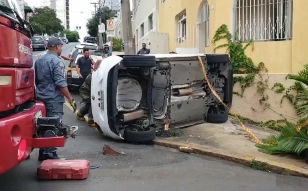 Carro Tomba Após Ser Atingido Por Caminhonete No Centro De Piracicaba