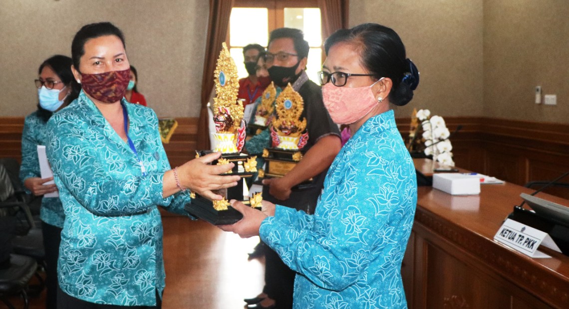 Serahkan Piala Kepada Pemenang Lomba Pkk Kkbpk Kesehatan Tingkat