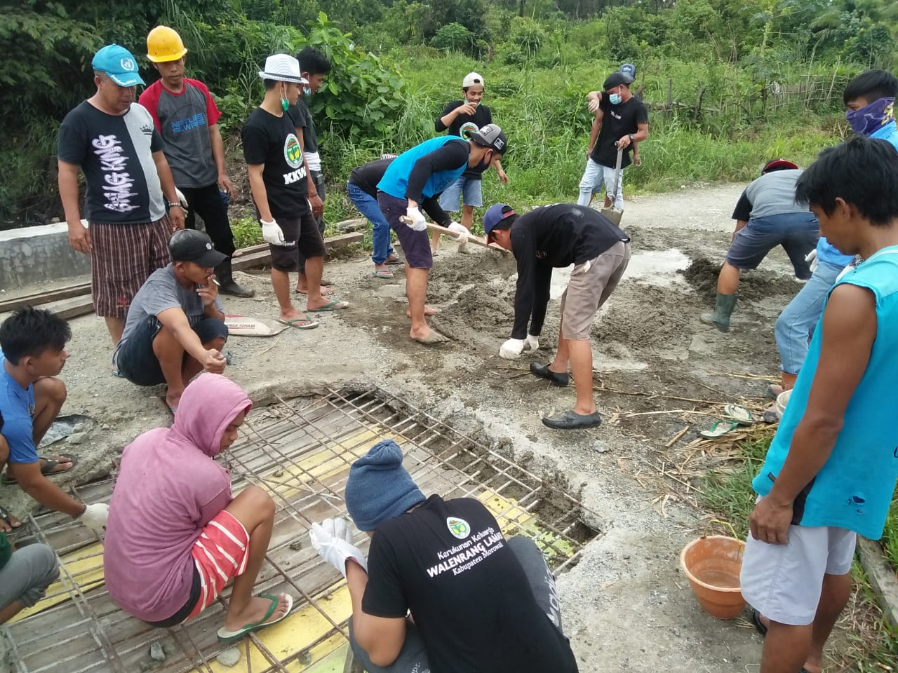 Warga Bahodopi Gotong Royong Perbaiki Jalan Rusak Kailipost