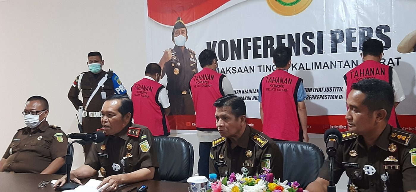 Penyidik Tpk Kejati Kalbar Menahan 5 Lima Orang Tersangka Perkara