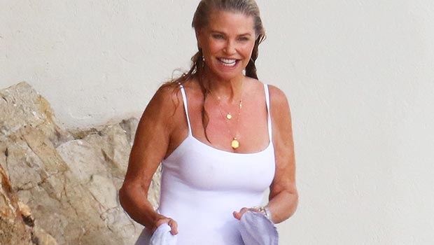 Christie Brinkley 68 Lat świeci W Różowym Kostiumie Kąpielowym Gdy