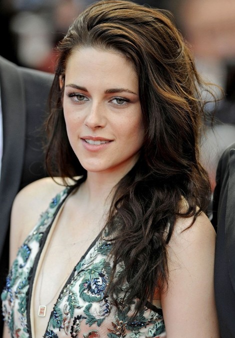 Kristen Stewart Loose Long Wavy Hairstyle For Holidays Hairstyles Weekly