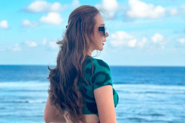 Unggah Foto Menggoda Aura Kasih Pakai Bikini Pantai Netizen Kompak