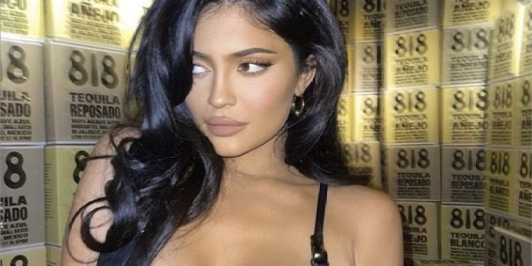 Kylie Jenner Steps Out With New Xxl Extensions And Its The Longest