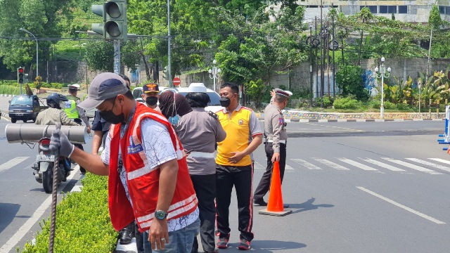 Satlantas Polrestabes Semarang Pasang Rambu Di Kawasan Tertib Lalu