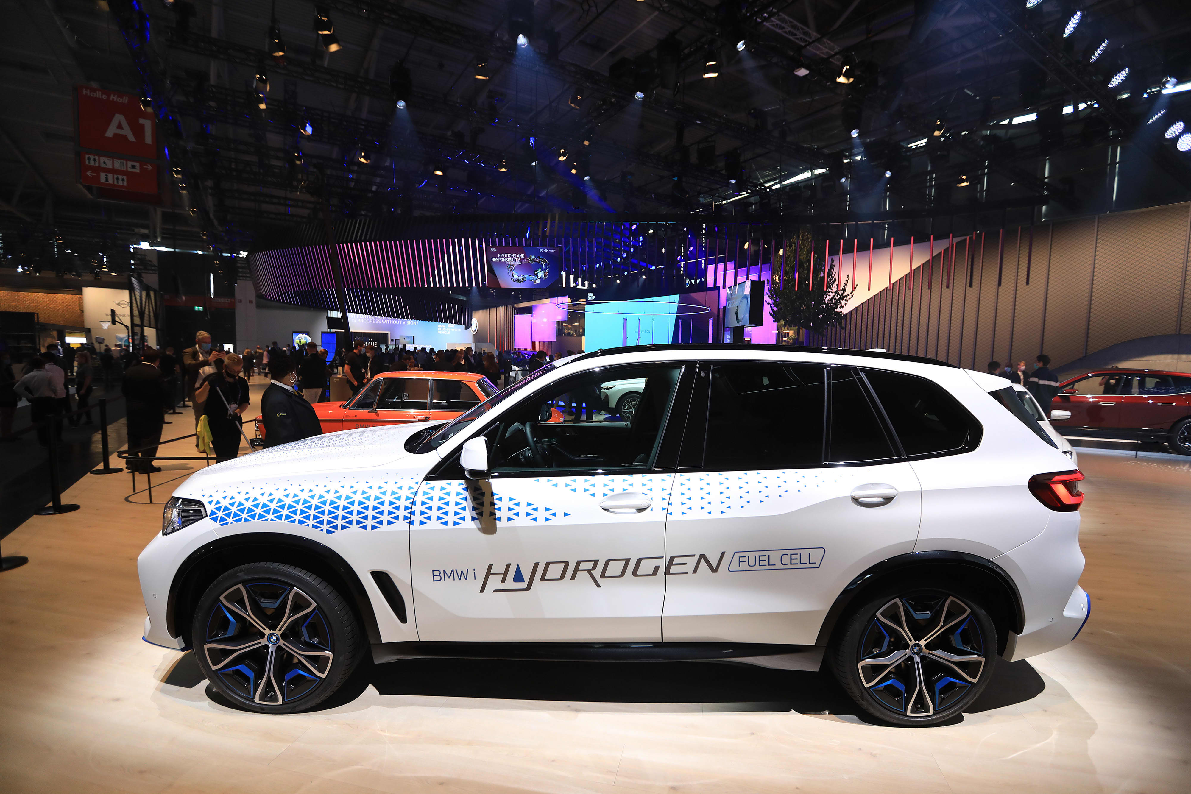 Germanys Bmw Launches Pilot Fleet Of Ix5 Hydrogen Vehicles Local