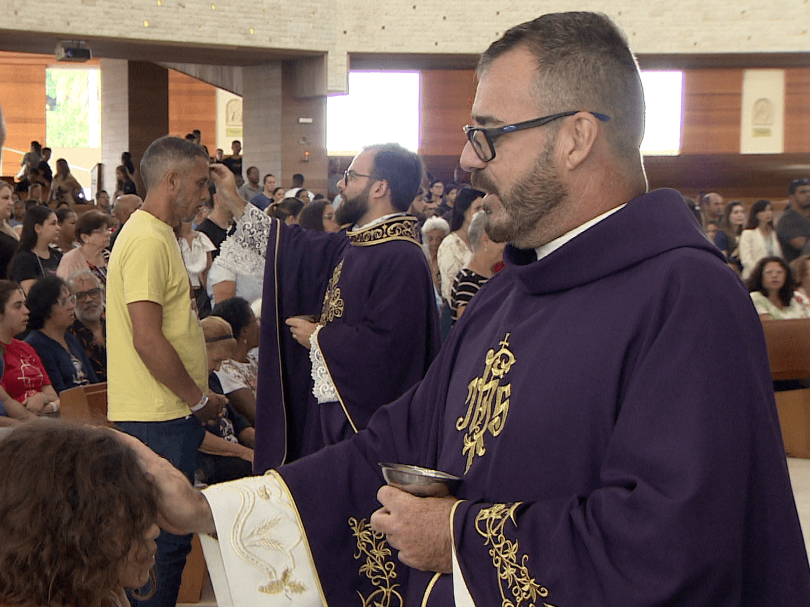 Fiéis Participam De Missa De Cinzas No Santuário Do Pai Das