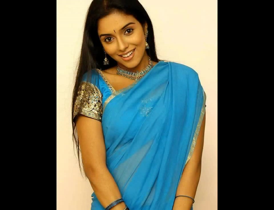 Asin Thottumkal Hot Sexy Midriff Show In Half Sari Pics Gallery