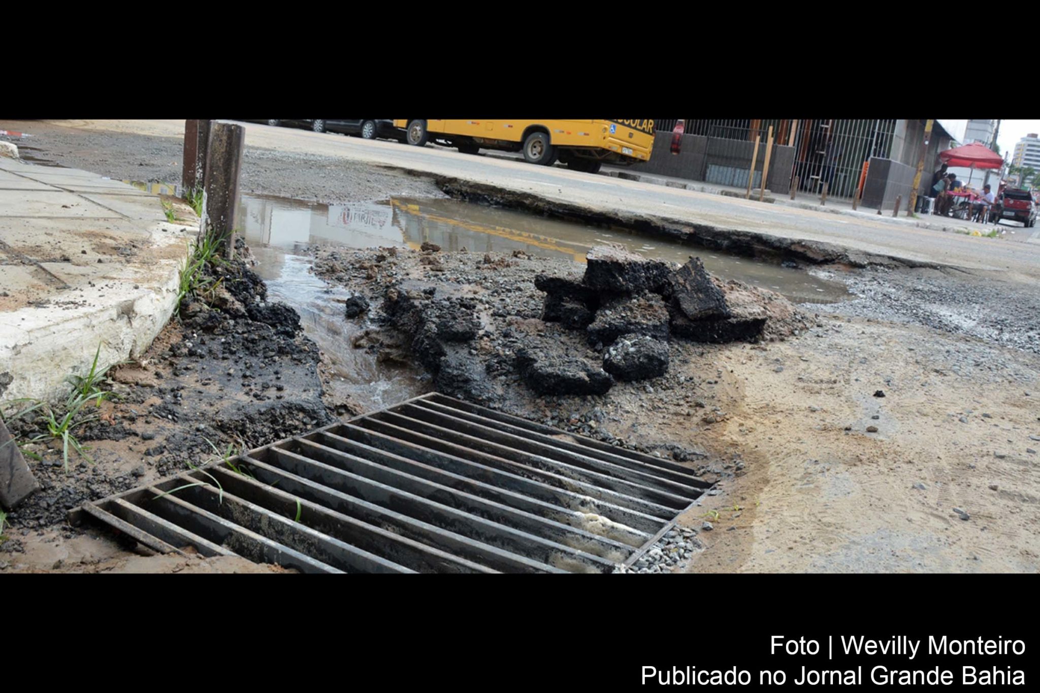 Tubo Da Embasa Rompe E Causa Vazamento De água Em Ruas Do Centro De