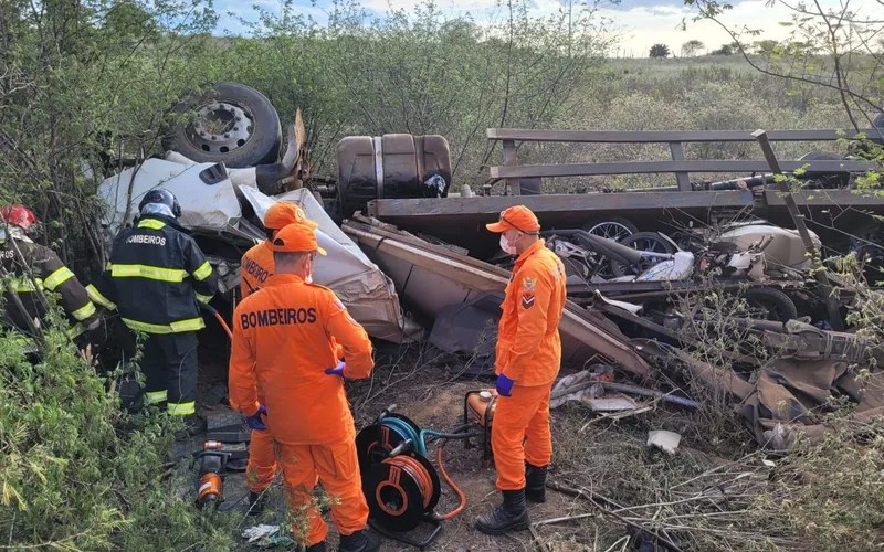 Uma Pessoa Morre E Outra Fica Ferida Em Colisão Entre Carro E Caminhão