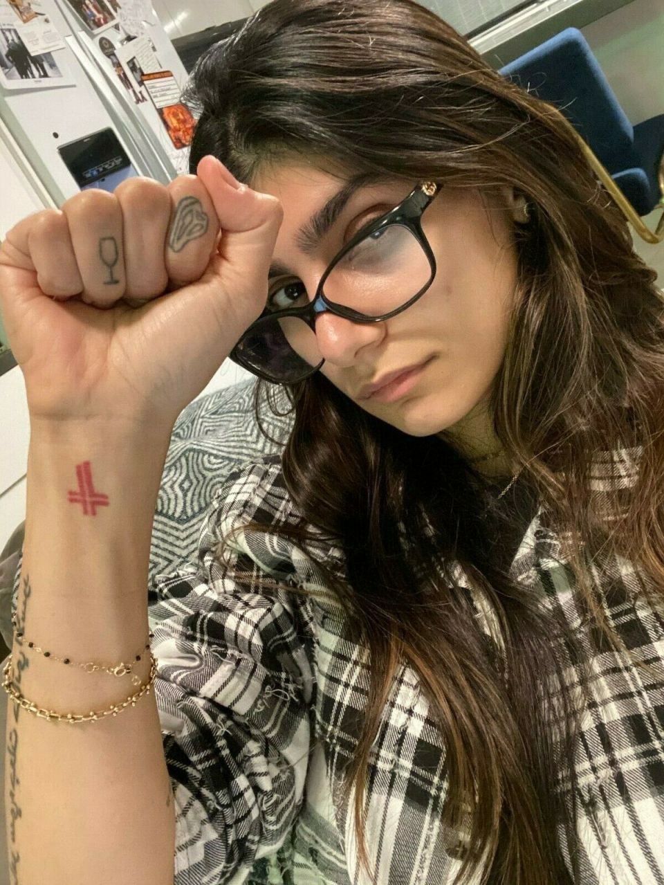 Ah Caray Mia Khalifa Subasta Sus ‘famosos Lentes Para Ayudar A Las