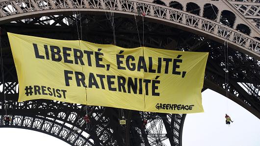 Greenpeace Coloca Pancarta Contra Le Pen En La Torre Eiffel