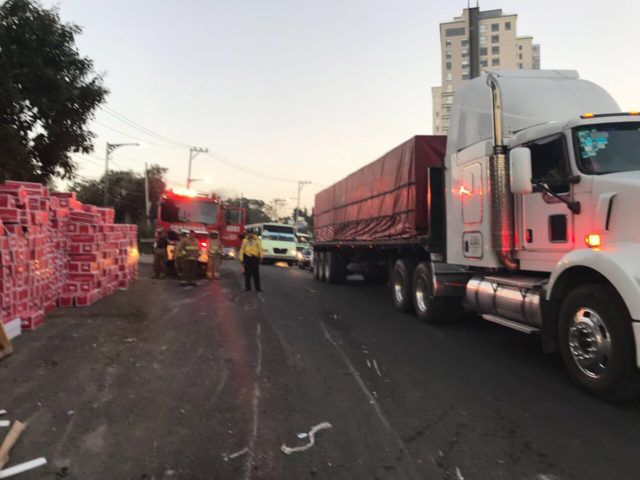 Vuelca Tráiler En Carretera México Toluca