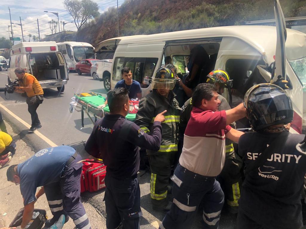 Choque De Combi En La Autopista México Pachuca Deja 10 Lesionados