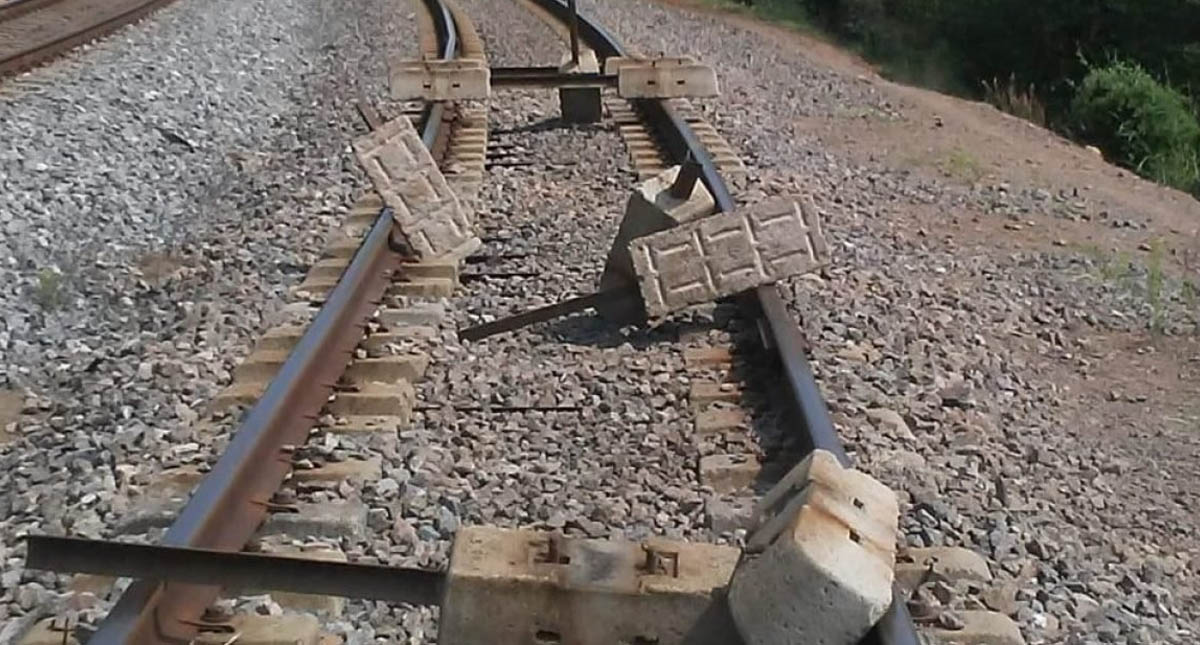 Normalistas Bloquean Este Martes Vías Del Tren En Michoacán