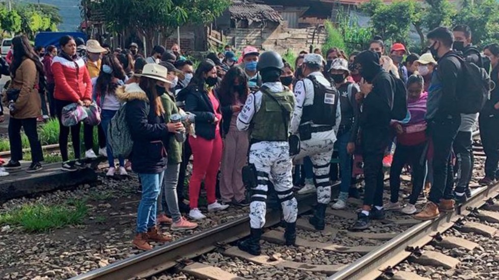 Bloqueos De Normalistas A Vías Del Tren En Michoacán Provocan Pérdidas