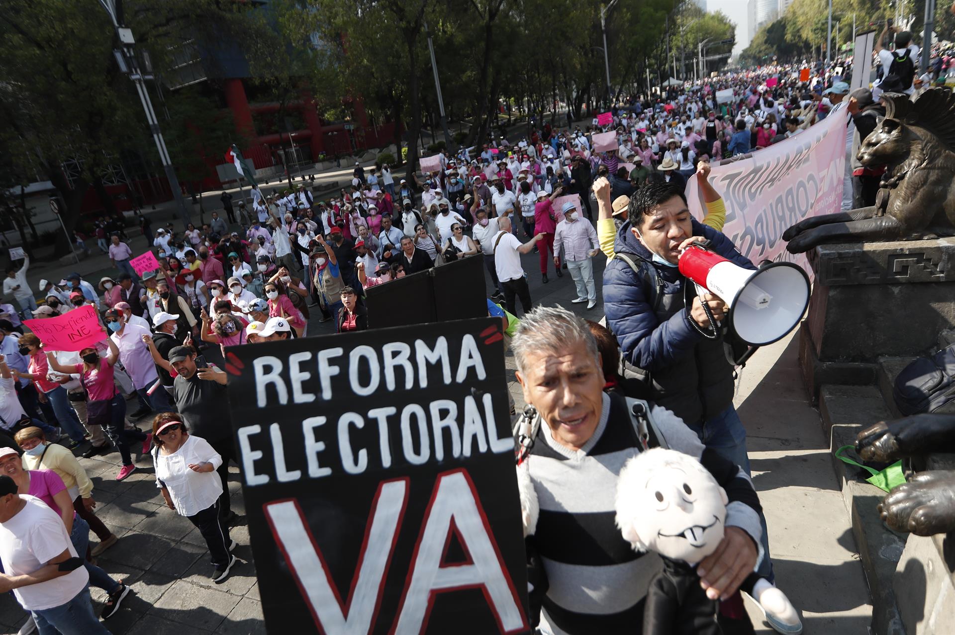 Marcha Por La Democracia Una Especie De Striptease Político Del