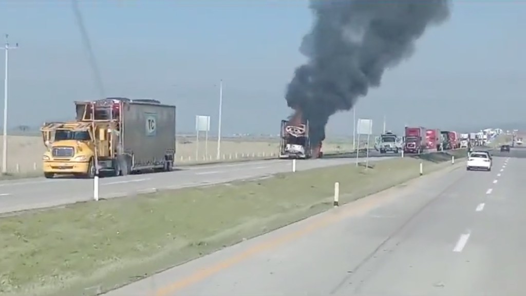 Accidente En El Arco Norte Tráiler Se Incendia En La Carretera