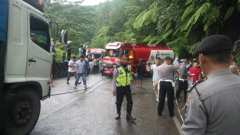 Sempat Macet Pasca Tabrakan Bus Vs Truk Tangki Pertamina Jalur