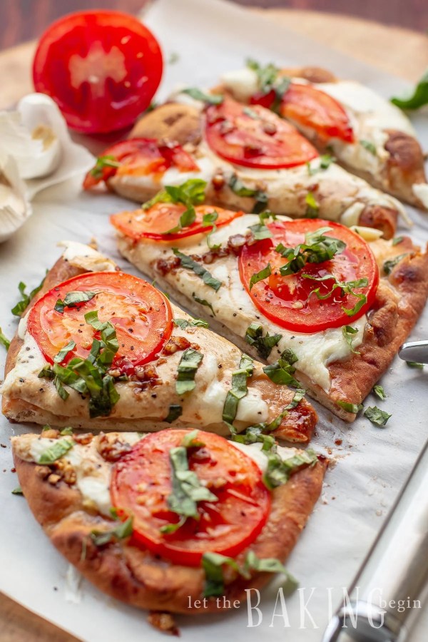 15 Minute Easy Margherita Flatbread Pizza Let The Baking Begin