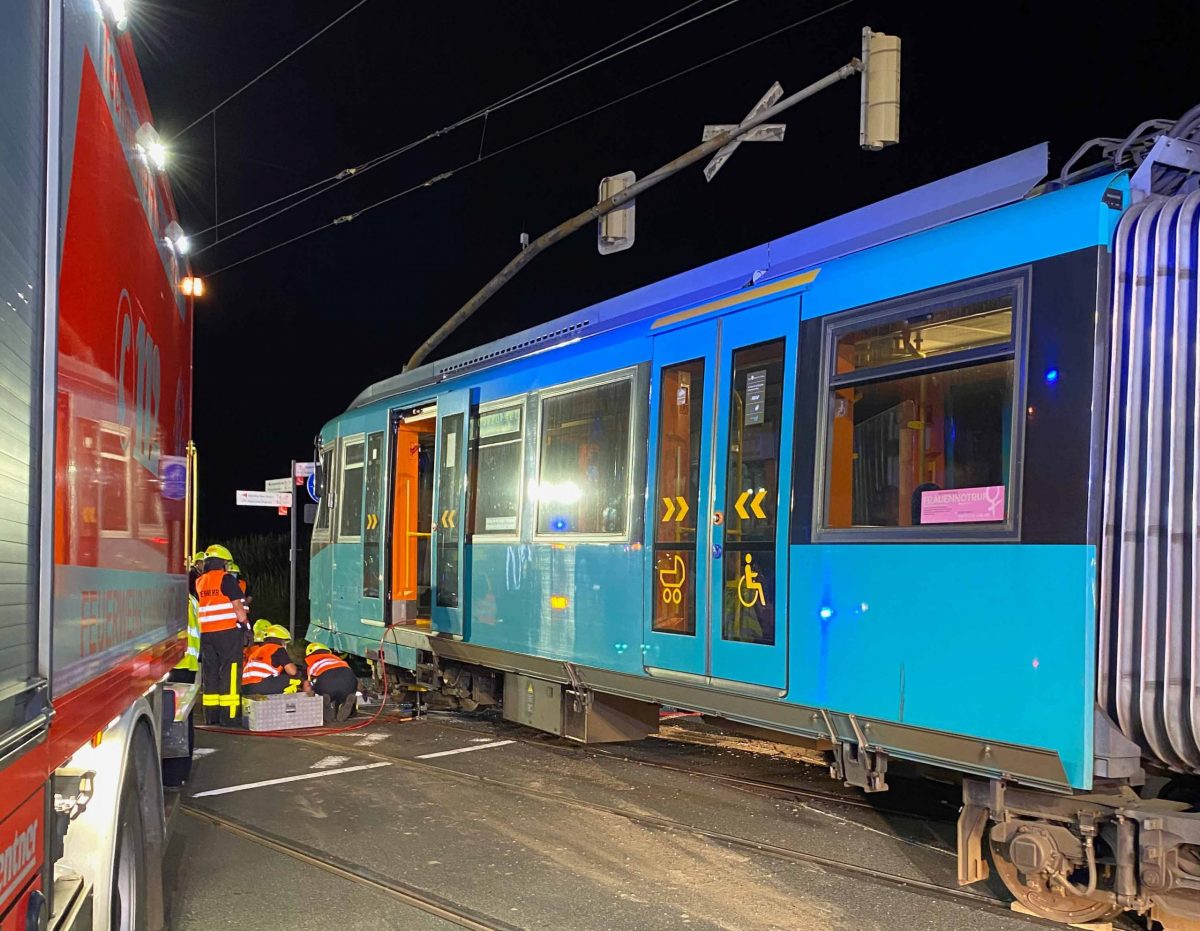 Zusammenstoß Von Bus Und U Bahn 3 Verletzte