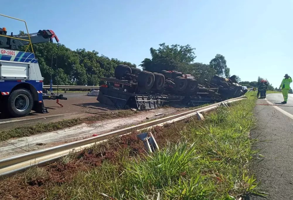 Caminhoneiro Morre Em Capotamento De Carreta Em Rodovia Da Região