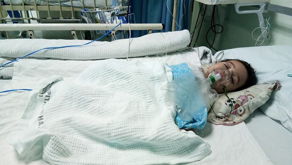 Demam Perempuan Gambar Tangan Kena Masuk Air Di Hospital Demam Gambar