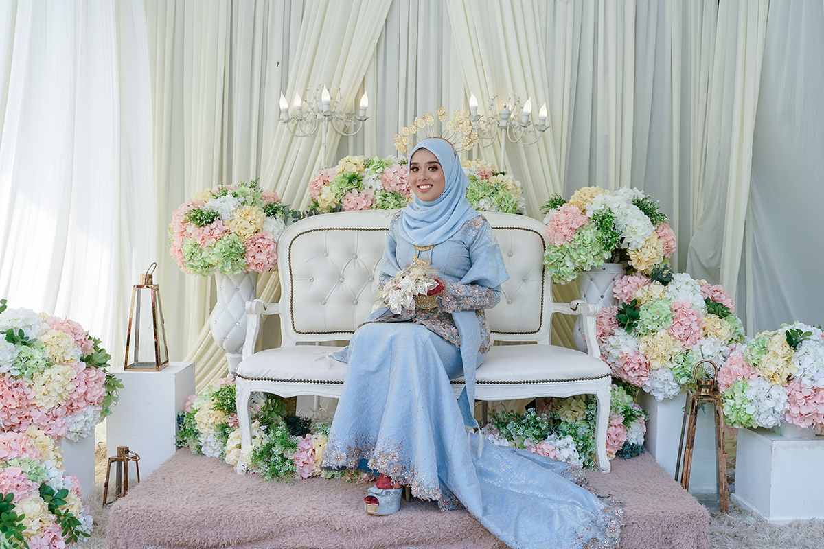 Gambar Pengantin Perempuan Atas Pelamin Pengantin Tenggelam Dek