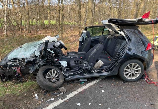 Erneut Schwerer Verkehrsunfall In Sögel Pkw Prallte Gegen Baum