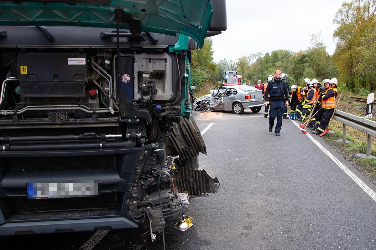 B253 Schwerverletzter 36 Bei Zusammenprall Mit Lkw Nh24de