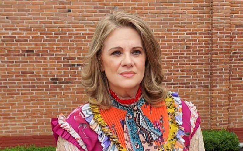 Erika Buenfil Posa En Bikini Y Compara La Foto Con Una De Su Juventud