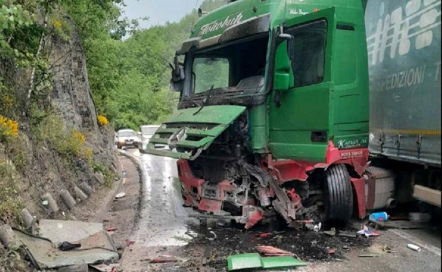 Teška Saobraćajna Nezgoda Kod Bijelog Polja Kamion Proklizao Sa