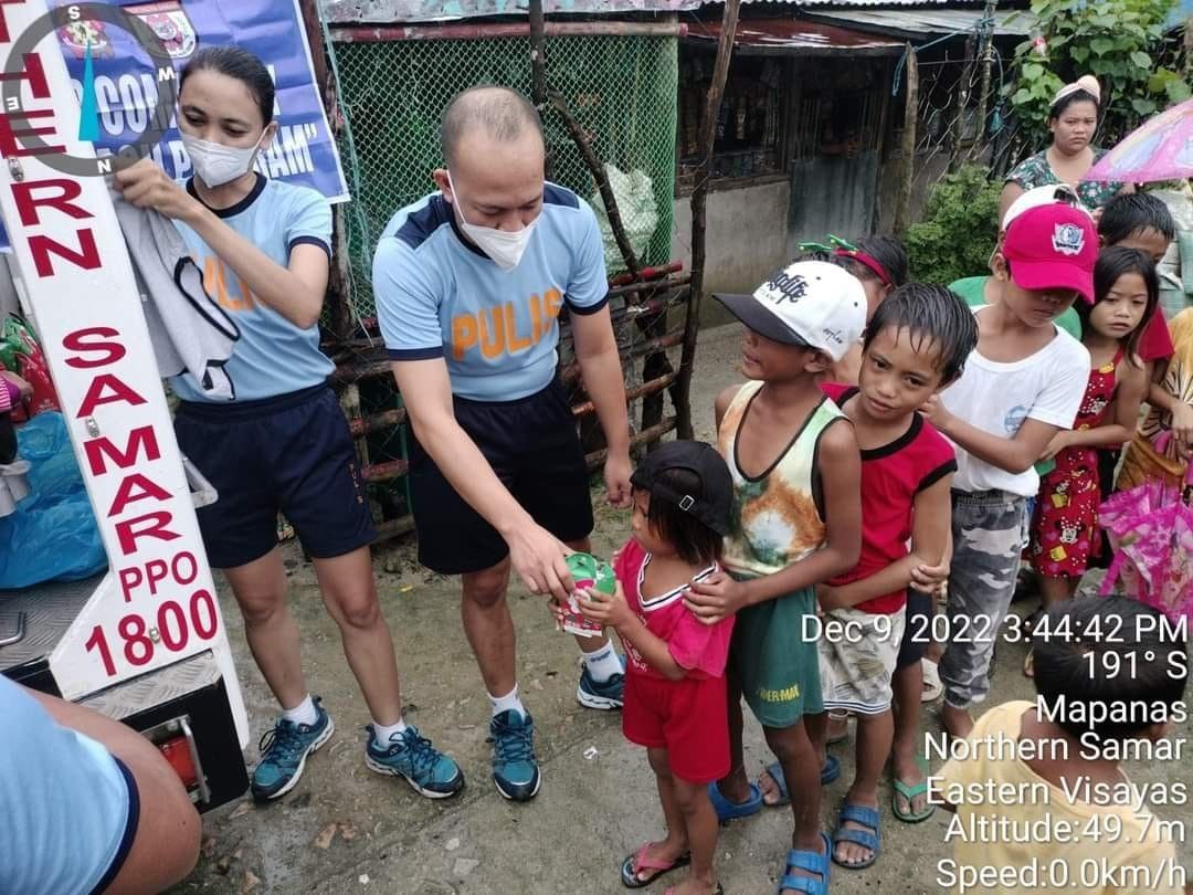 Pamaskong Handog Para Sa Mga Kabataan Ipinamahagi Ng Mapanas Pnp