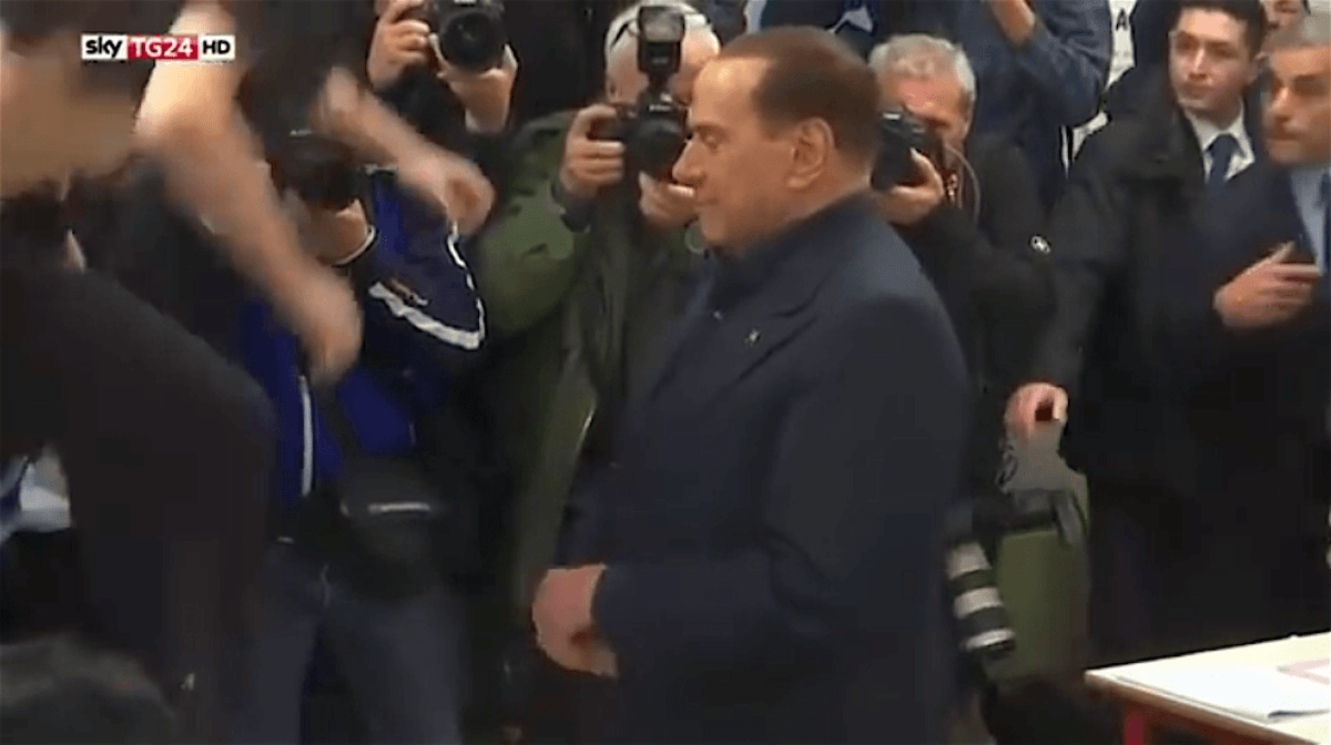 Italia News Berlusconi Contestato Al Seggio Da Ragazza Sei Scaduto