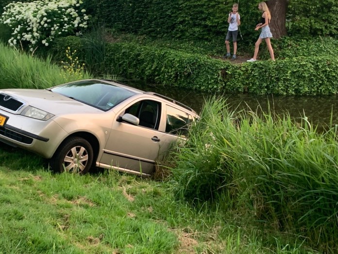 Automobilist Parkeert Voertuig Netjes In De Sloot Regio Purmerend