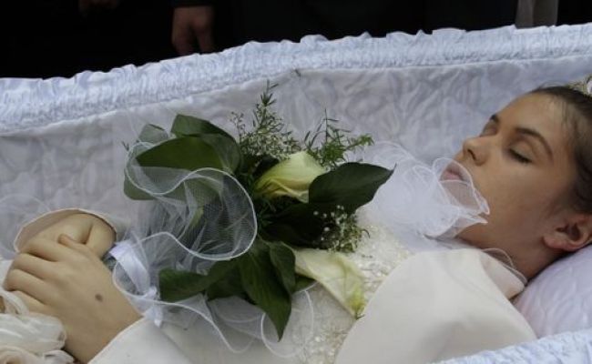 Oana Andreea In Her Open Casket During Her Funeral Dead Bride Funeral