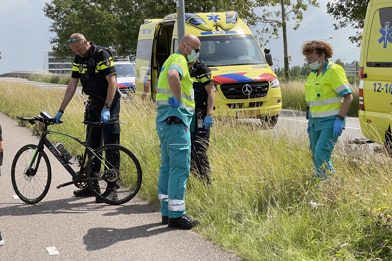 Zwaanshoek Fietser Loopt Hoofdletsel Op Na Botsing Met Stilstaande