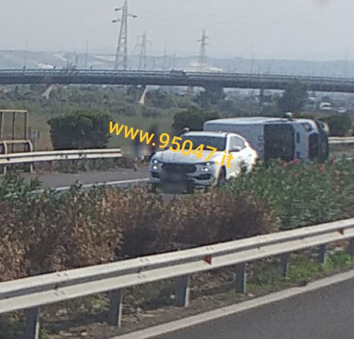 Incidente Stradale In Tangenziale Furgone Si Ribalta Traffico In Tilt