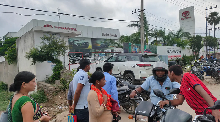 Patna Jungle Raj Returns Toyota Car Showroom Looted Guard Murdered