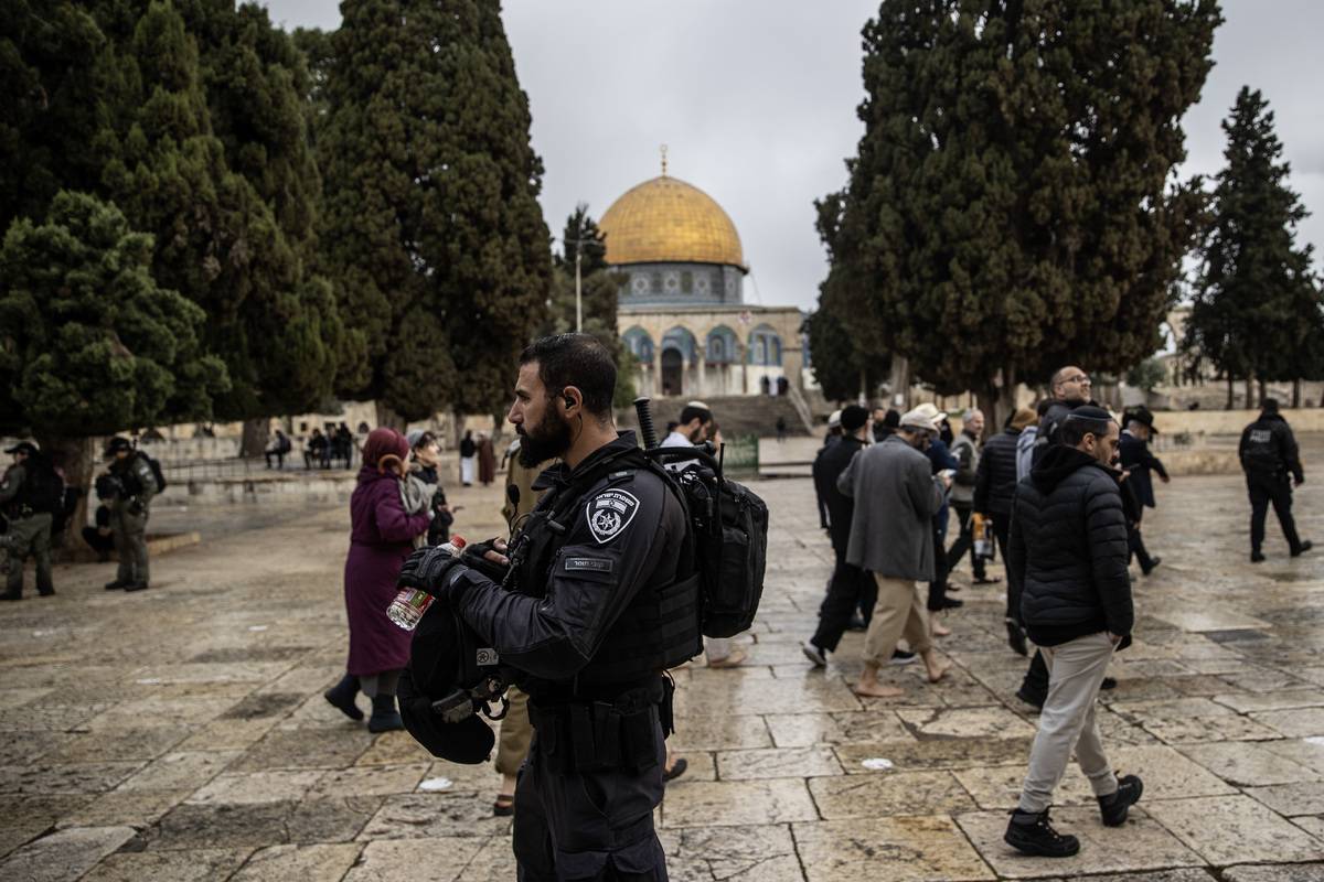 Hundreds Of Israelis Storm Jerusalem Al Aqsa Compound Amid Tension