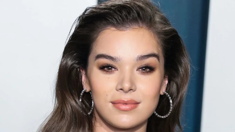 Hailee Steinfeld And Josh Allen Dating Actress Steps Out With Bills Qb